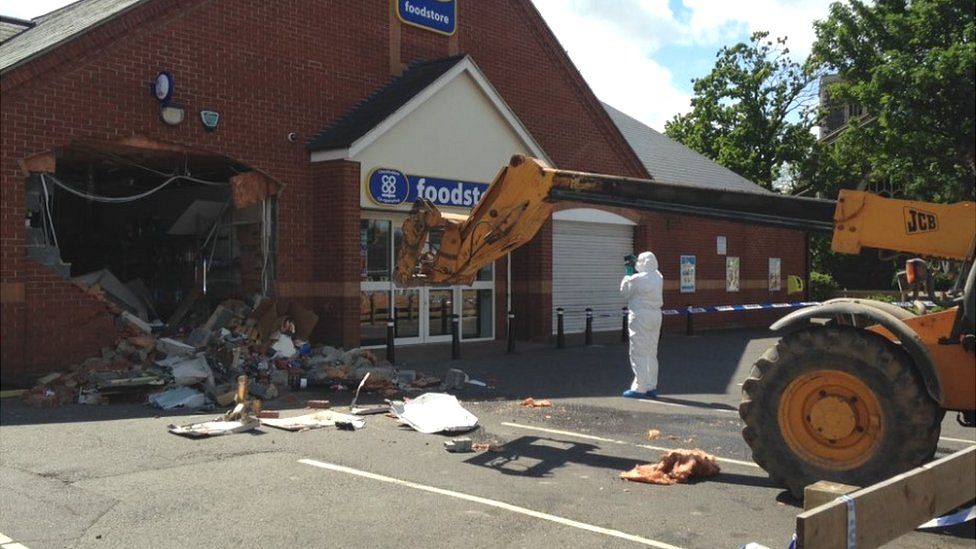 Sutton Bridge Co-op ram-raiders flee empty-handed - BBC News