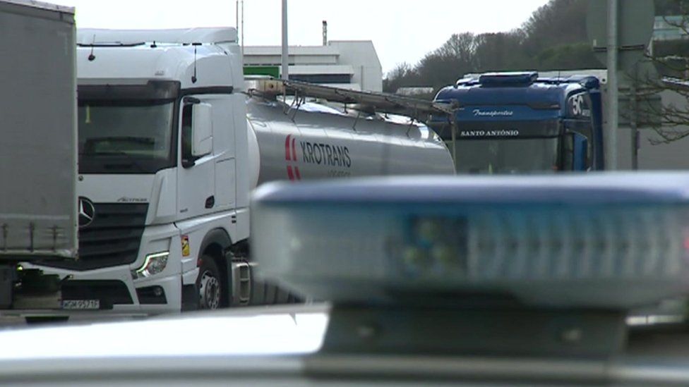 Dover cross-Channel ferry disruption continues - BBC News