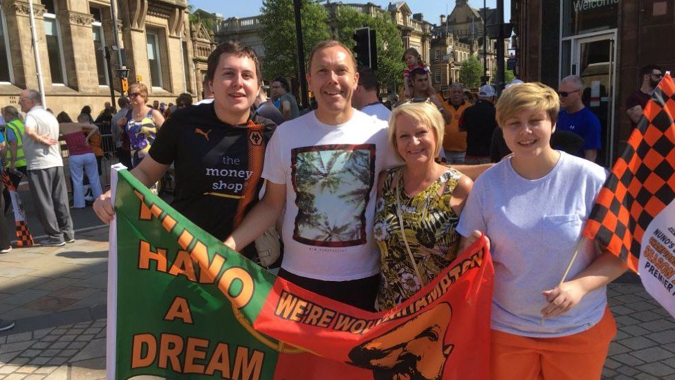 Wolverhampton Wanderers bus tour for League Champions - BBC News