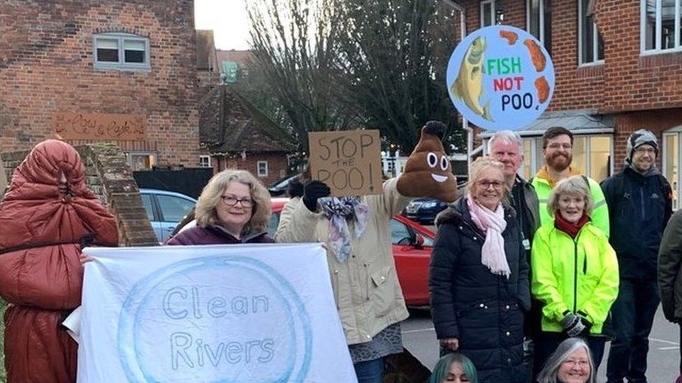 Thames Water: Protestors demand halt to sewage spills - BBC News