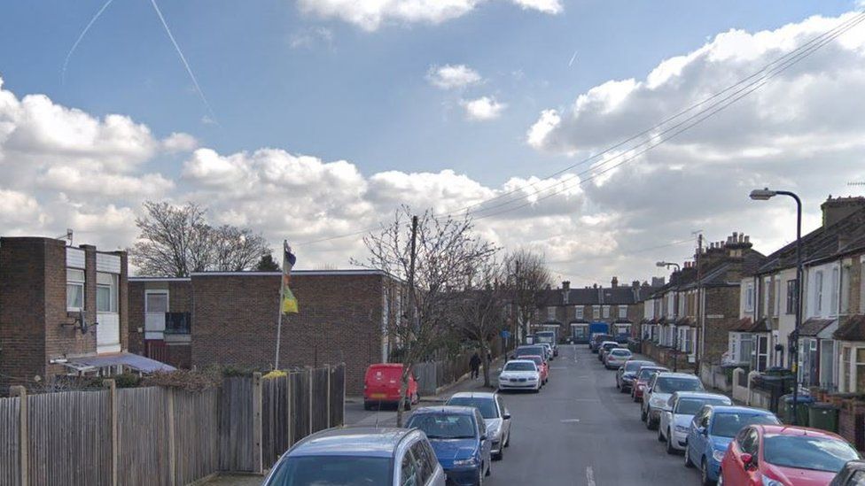 Plumstead car park shooting leaves man dead - BBC News