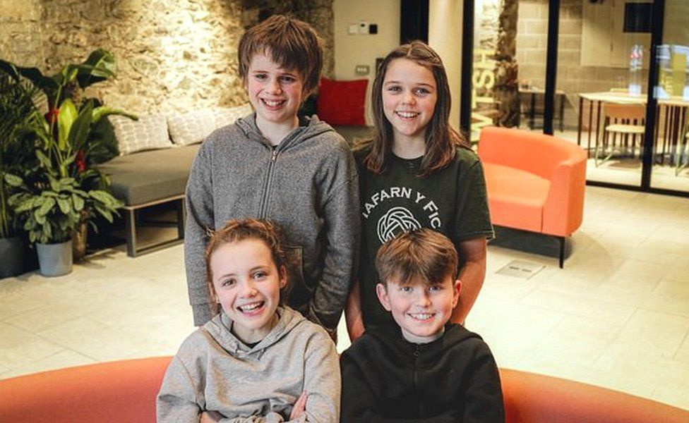Deian a Loli'n dod i'r llwyfan - BBC Cymru Fyw