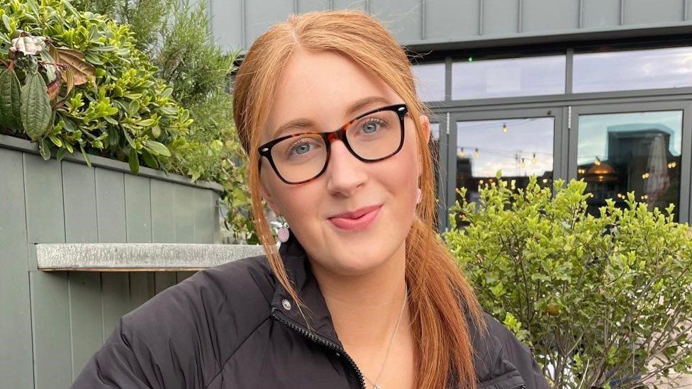 Costau byw: Rhybudd am fyfyrwyr yn 'syrthio i dlodi' - BBC Cymru Fyw