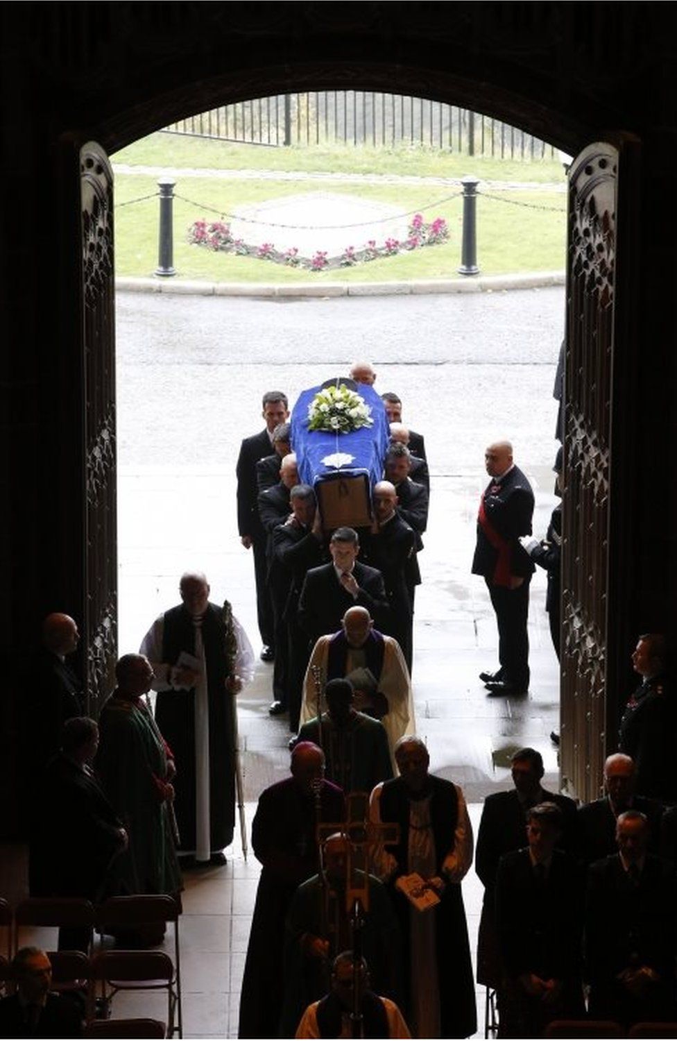 PC Dave Phillips funeral: Hundreds of police officers attend - BBC News