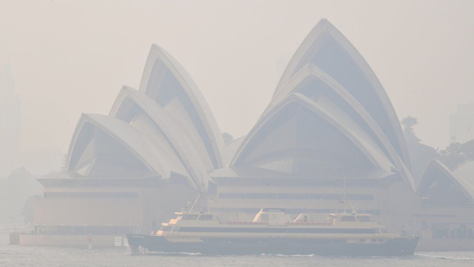 Bushfire smoke covers Sydney sky - BBC Newsround