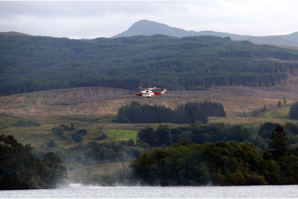 Search for man after boat capsizes on Loch Awe - BBC News