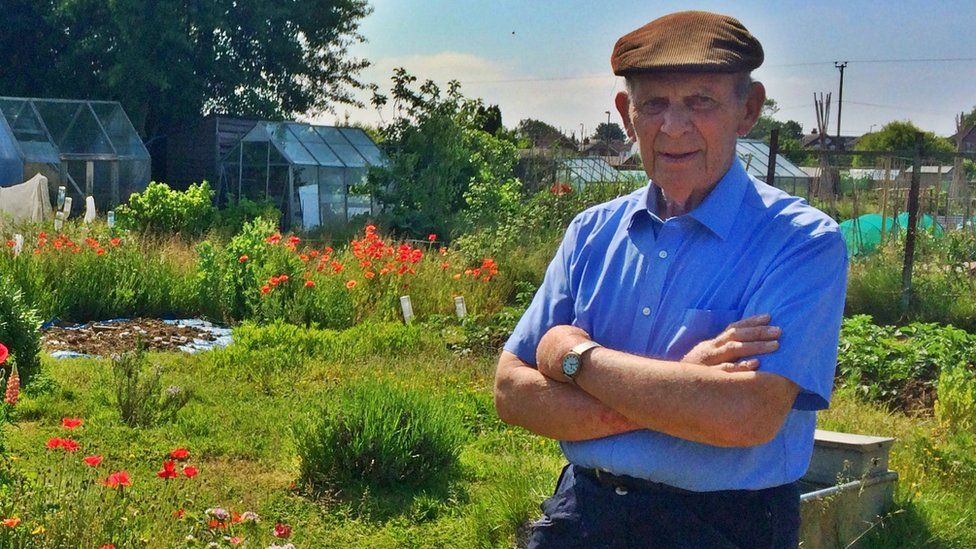 Popular radio gardener Brian Kidd dies aged 82 - BBC News