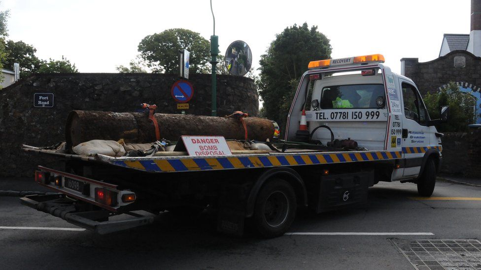 WW2 Parachute bomb removed from Guernsey beach - BBC News