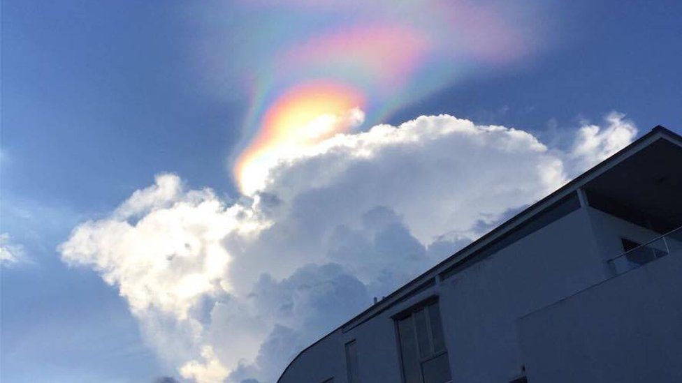 Rare and beautiful fire rainbow over Singapore - BBC Newsround