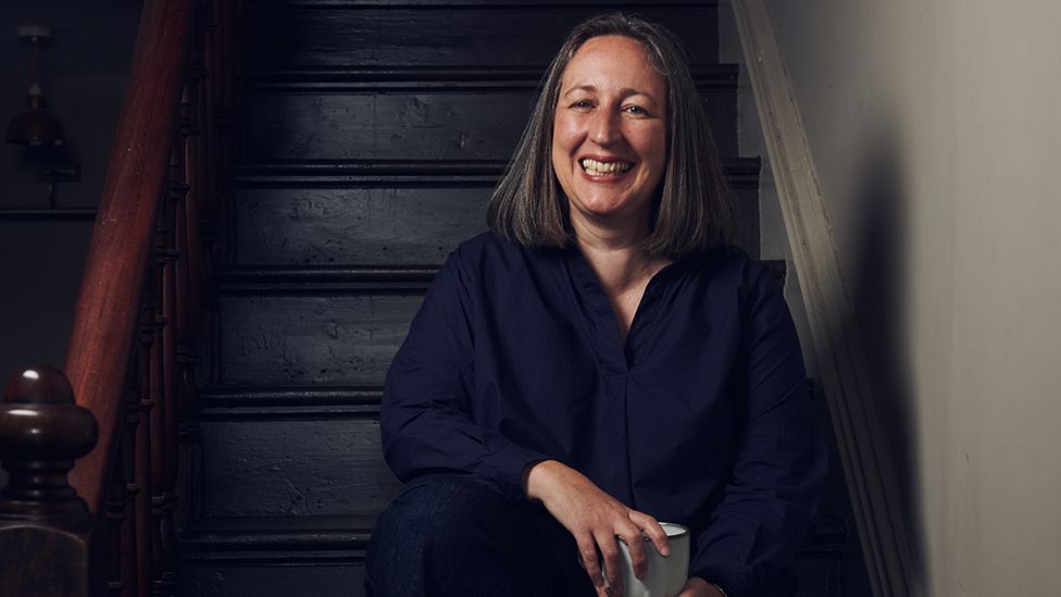 Pum munud gydag Elinor Wyn Reynolds - BBC Cymru Fyw