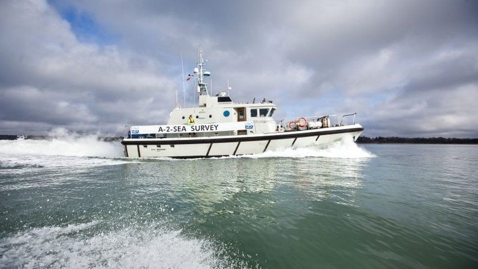 Disgwyl dechrau chwilio gwely'r môr am awyren Sala - BBC Cymru Fyw