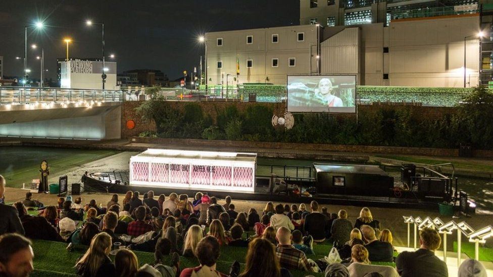 Floating cinema casts off for Hull City of Culture tour - BBC News