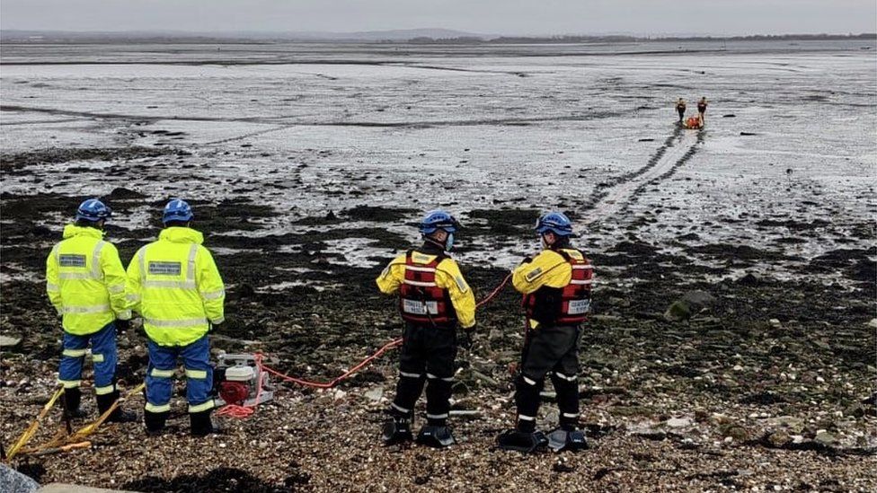 Portsmouth mud rescue sees trapped man pulled to safety - BBC News