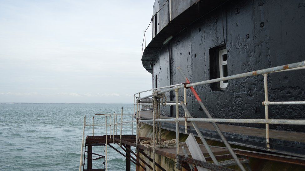 Solent fort owners reapply for planning permission - BBC News