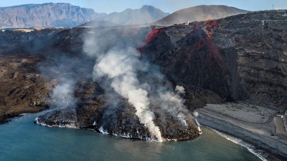 Cumbre Vieja: Volcano continues to erupt on La Palma - BBC Newsround