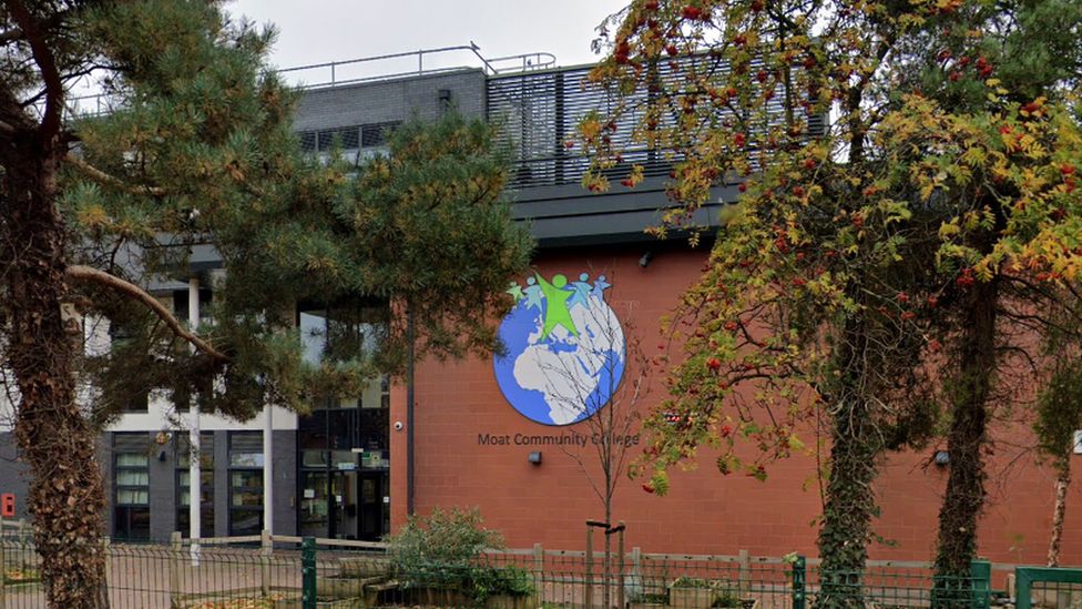 Leicester school 'devastated' at girl's cardiac arrest death - BBC News