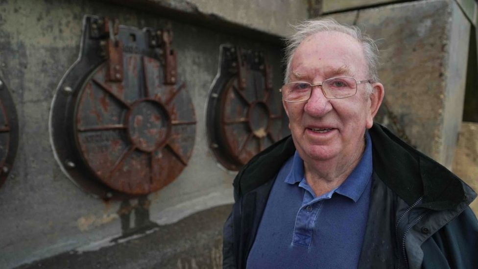 Government may have broken law over sewage - watchdog - BBC News