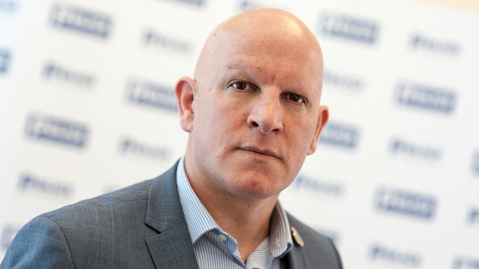 PC and police dog awarded for fending off 'cowardly attack' - BBC News