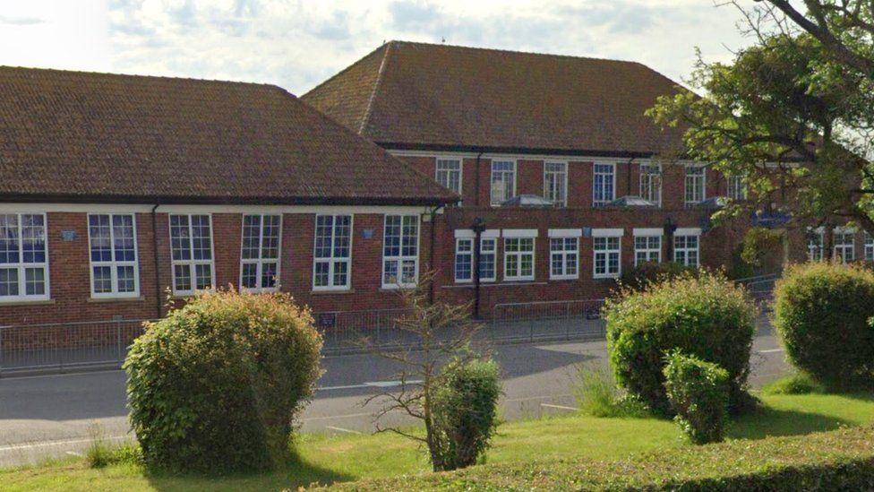 Huish Episcopi Academy rated inadequate by Ofsted - BBC News