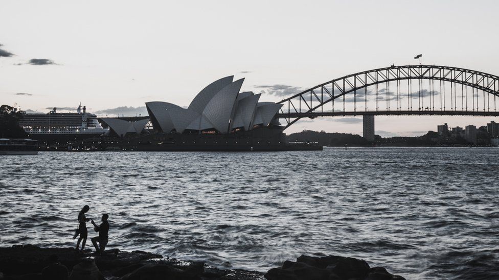 Tourist captures Sydney couple's marriage proposal - BBC News