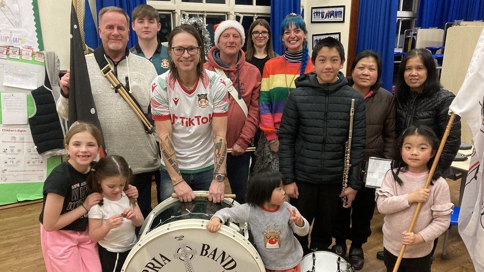 Blwyddyn lawn drama i Wrecsam - ar ac oddi ar y Cae Ras - BBC Cymru Fyw