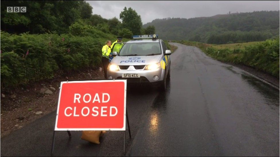 Search launched for car occupants after Oban loch crash - BBC News