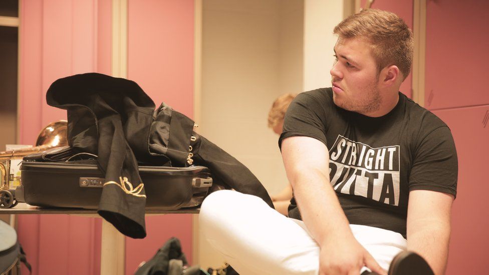 Lluniau gig Geraint Jarman: Steddfod yn y Ddinas - BBC Cymru Fyw