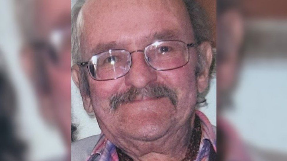 Farnsfield: Man dies after two-car crash that also injured wife - BBC News