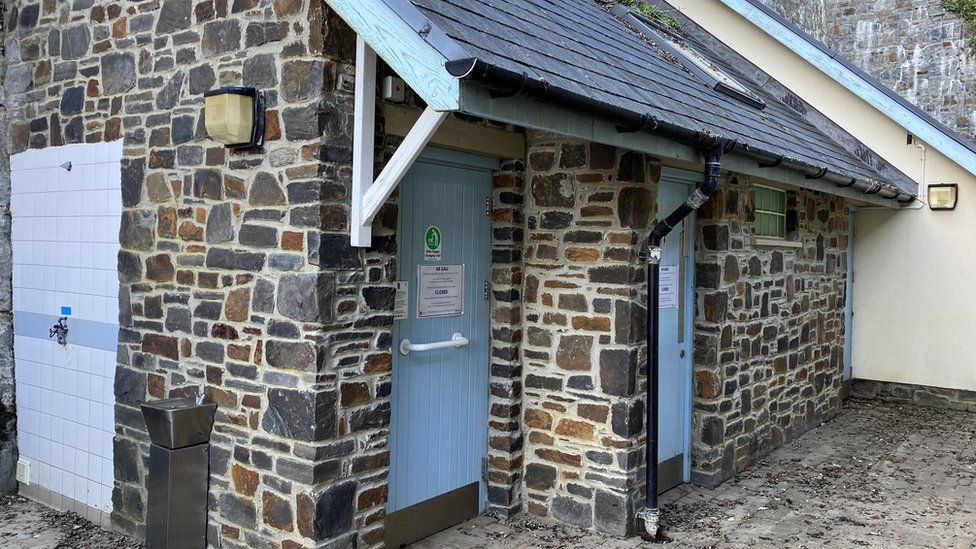 Pryder y bydd sbwriel yn peryglu enw da Cei Newydd - BBC Cymru Fyw