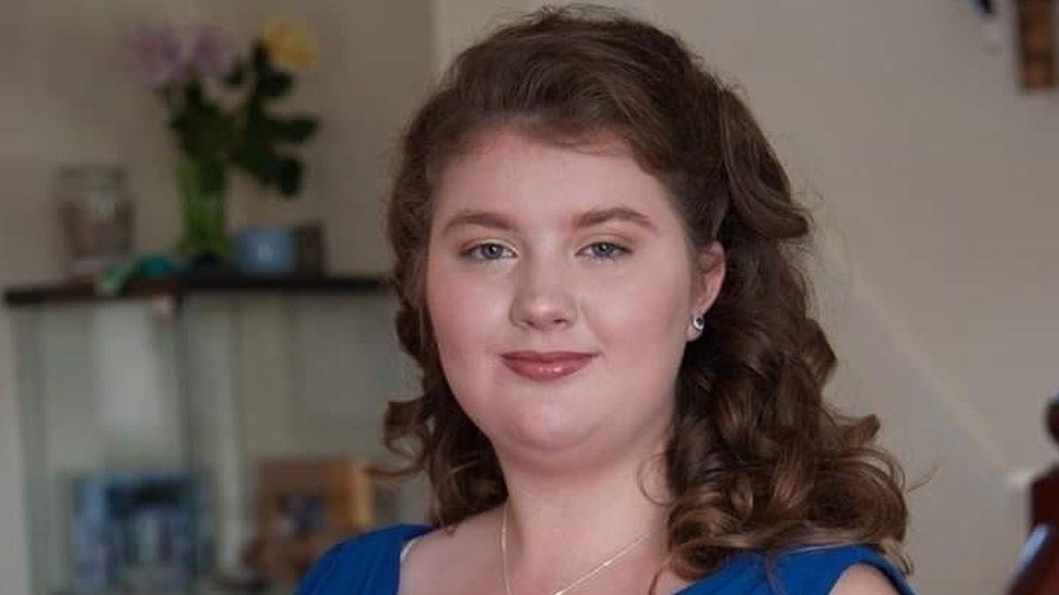Gillian Davey funeral held after boat capsized in Cornwall - BBC News