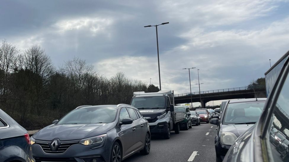 M5 reopens after hour long closure due to police incident - BBC News