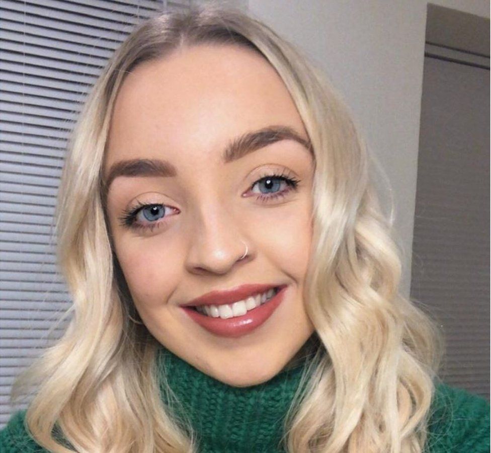 Coronavirus: Students fear late scramble for rooms - BBC News