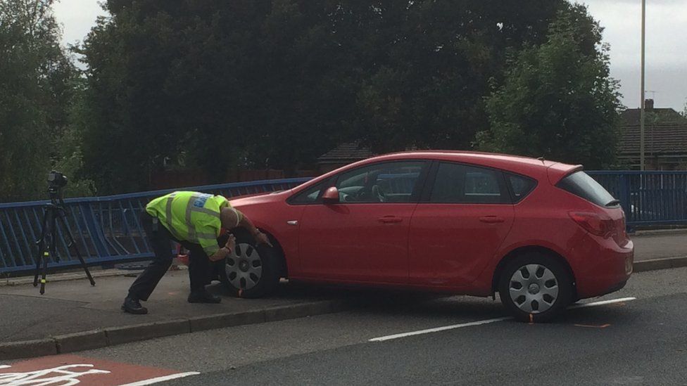 Basingstoke crash victim falls from bridge onto ring road - BBC News