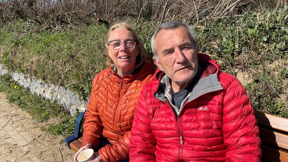 Camau i ddelio â thywod sy'n peryglu seiclwyr Abertawe - BBC Cymru Fyw