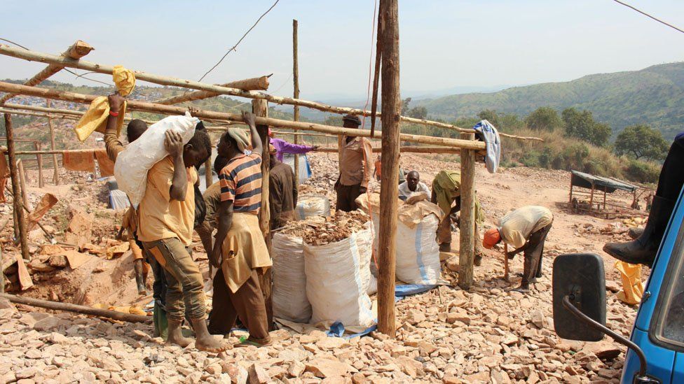 Ugandan gold rush stopped by authorities - BBC News