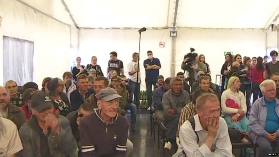 Russia: Free cinema for homeless opens in Moscow - BBC News