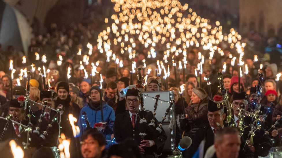 Torchlight procession fires up Edinburgh's Hogmanay celebrations - BBC News