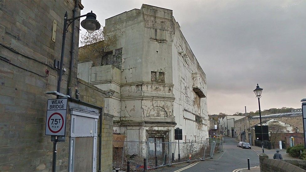Run-down Burnley Empire Theatre 'can be saved' - BBC News