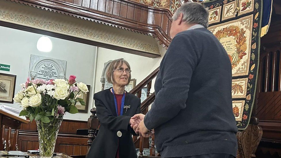 'Cymuned Pen-rhys wedi newid fy mywyd' - BBC Cymru Fyw