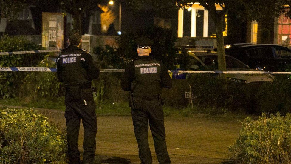 Six teens held after Hove stabbing - BBC News