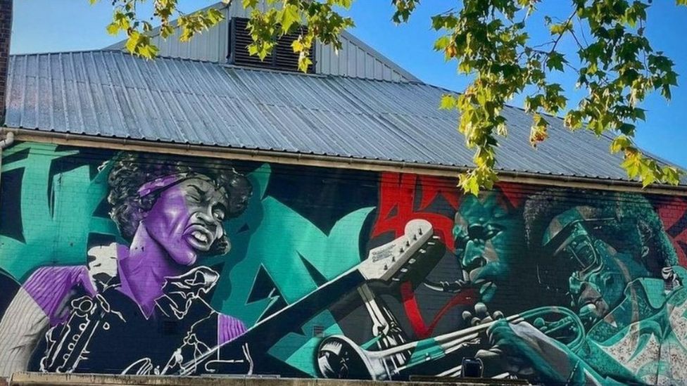 Paint fest transforms Swindon by painting new murals - BBC News