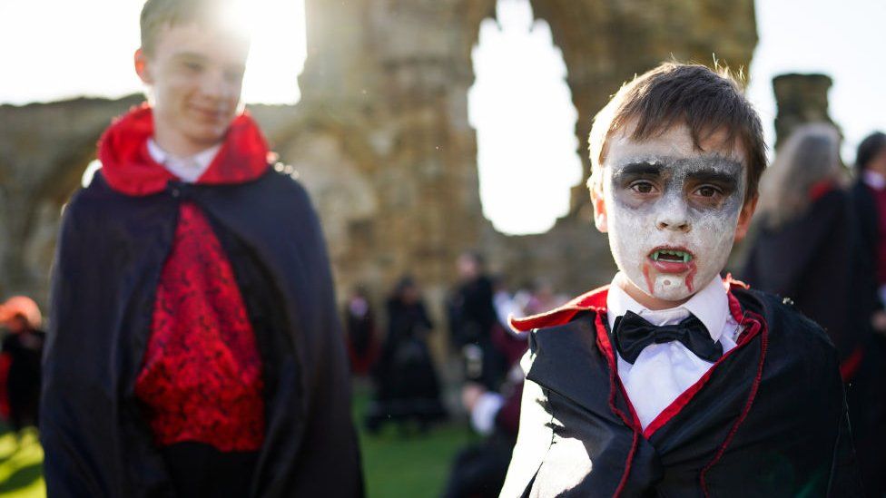 World record attempt for biggest gathering of vampires - BBC Newsround