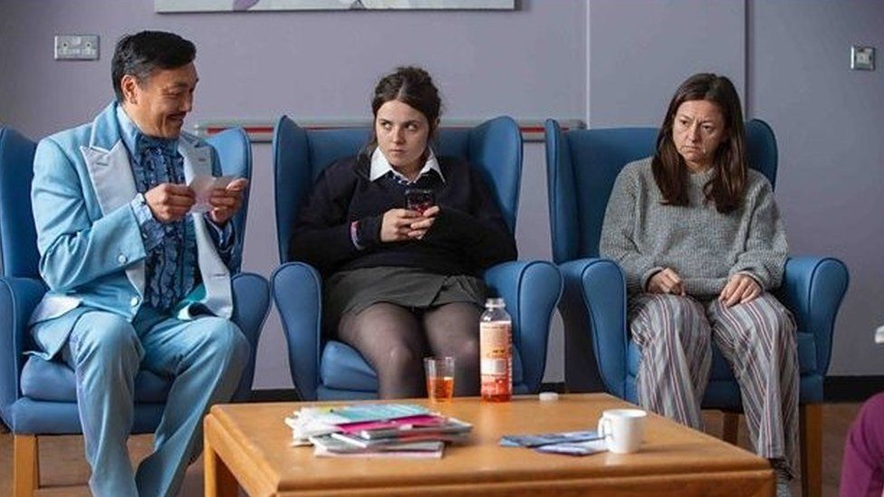 Bafta Cymru: Gabrielle Creevy and Celyn Jones win awards - BBC News