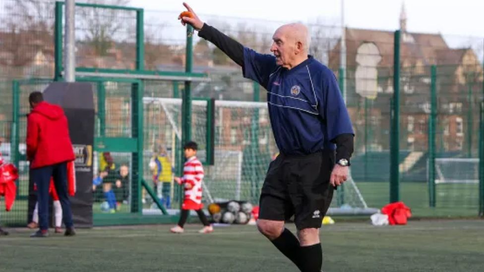 Sheffield: Football referee, 90, has no intention of stopping - BBC News