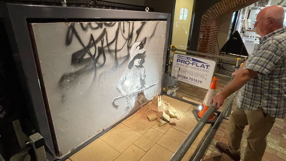 Bury St Edmunds rugby players help lift Banksy from museum - BBC News