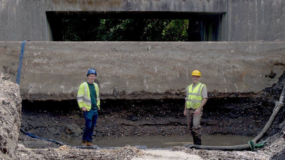 Duffield weir removal to help salmon get to breeding ground - BBC News