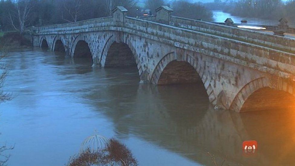 Flood warnings remain in Shropshire after rivers peak - BBC News