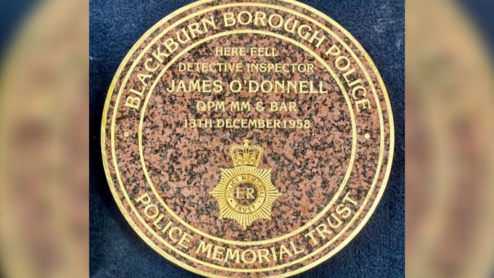 Blackburn fallen detective honoured with memorial plaque - BBC News