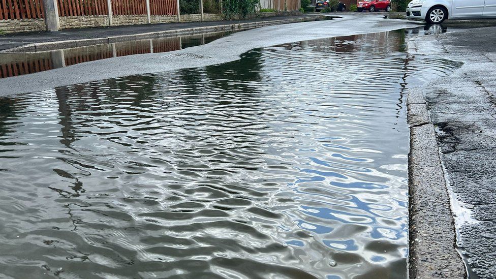 Parbold warning in place after homes flooded - BBC News