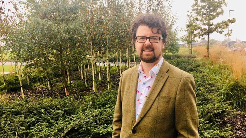 Datblygu dull gwahanol o dyfu cnydau ar fferm ym Môn - BBC Cymru Fyw